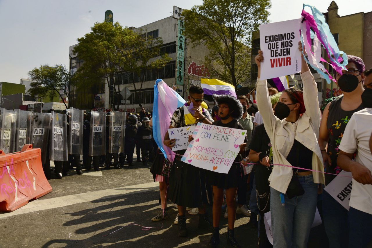 Por desfile militar, policías de la CDMX encapsulan marcha trans | Zona Docs