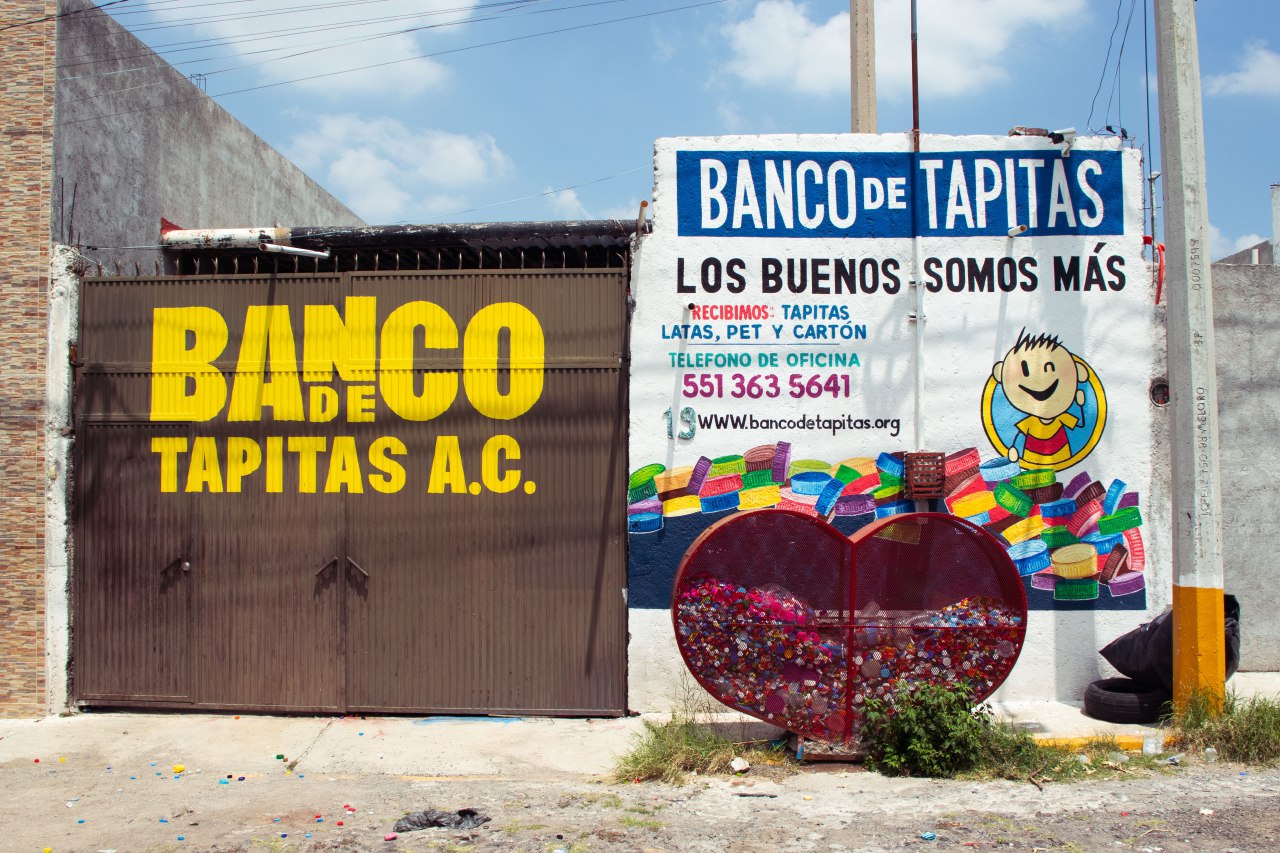 El pequeño gran impacto del reciclaje de tapitas de botellas | Zona Docs