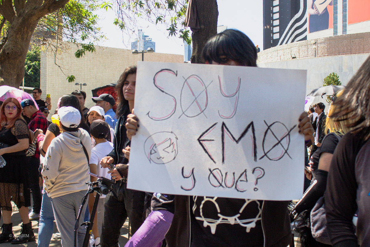 Entre nostalgia y delineador corrido, la Marcha Emo reunió a cientos en CDMX | Zona Docs